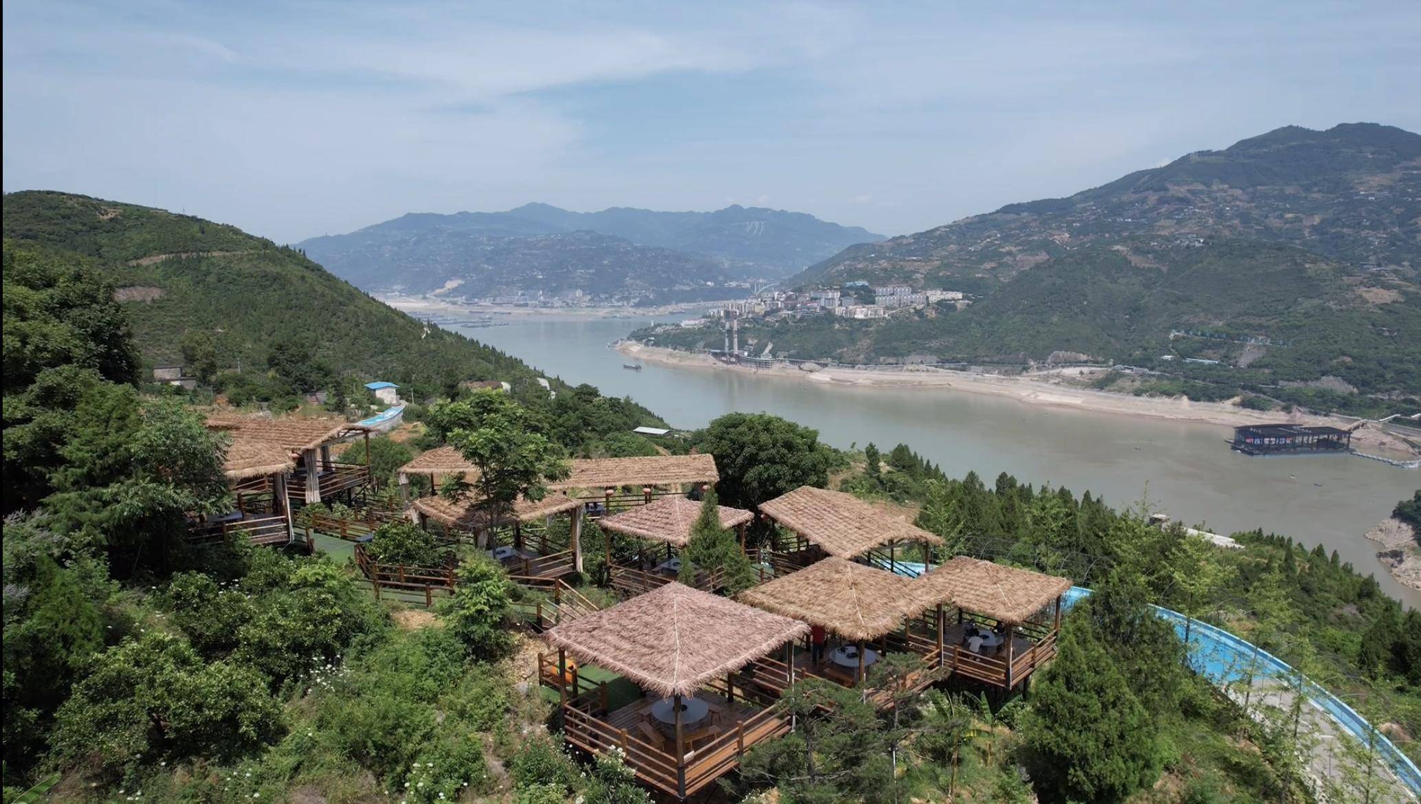 The first village at the entrance of the Three Gorges: Eating hot pot ...