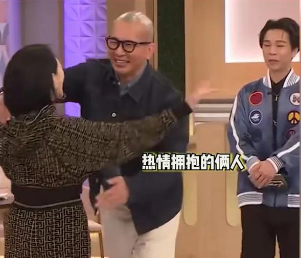 Gu Junye participated in the small S variety show, embraced ...