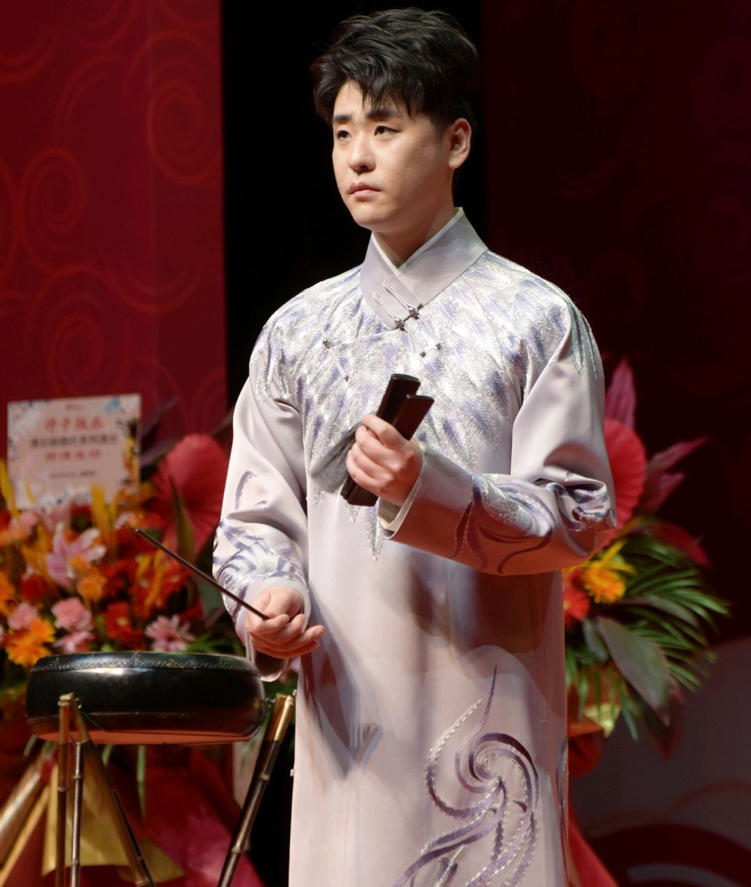 Zhang Yunlei wears an embroidered gown for the first time. Brother ...