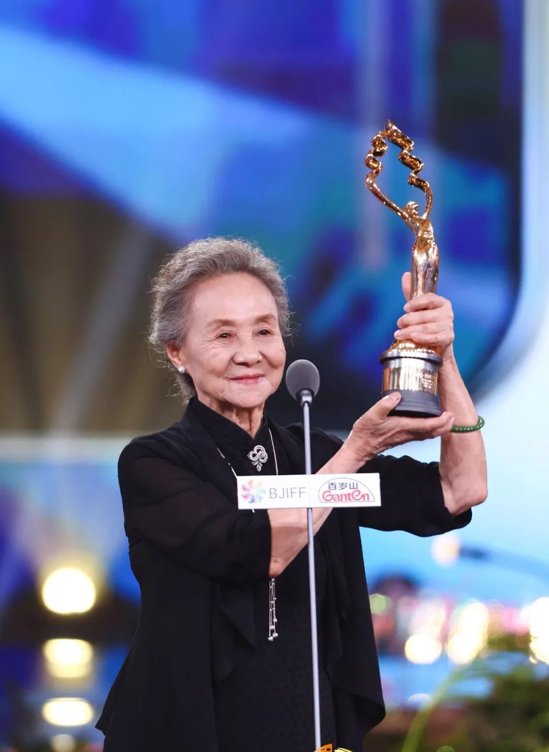 Wu Yanshu: 84-year-old reality version of "big heroine" - iNEWS