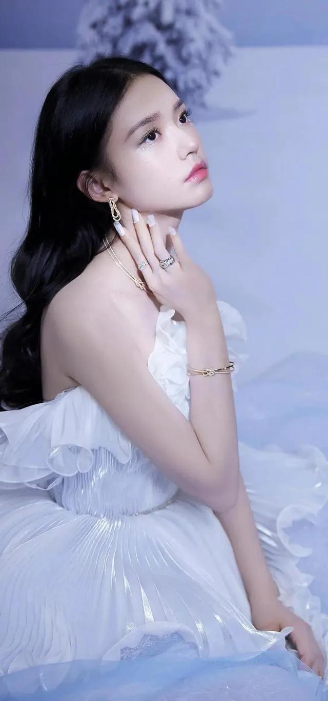 Star wallpaper beautiful picture - Lin Yun 810 issue - iNEWS