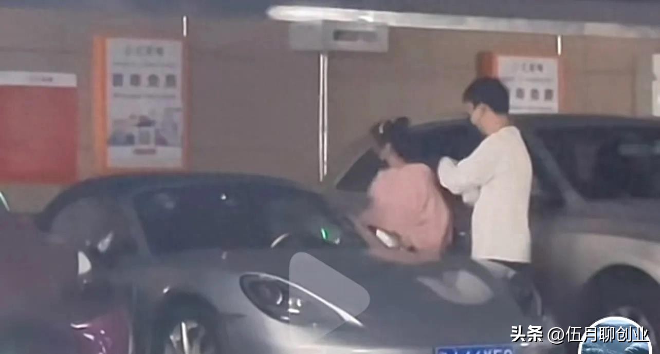 Jiang Shuying was picked up by Maybach at the airport. The driver ...