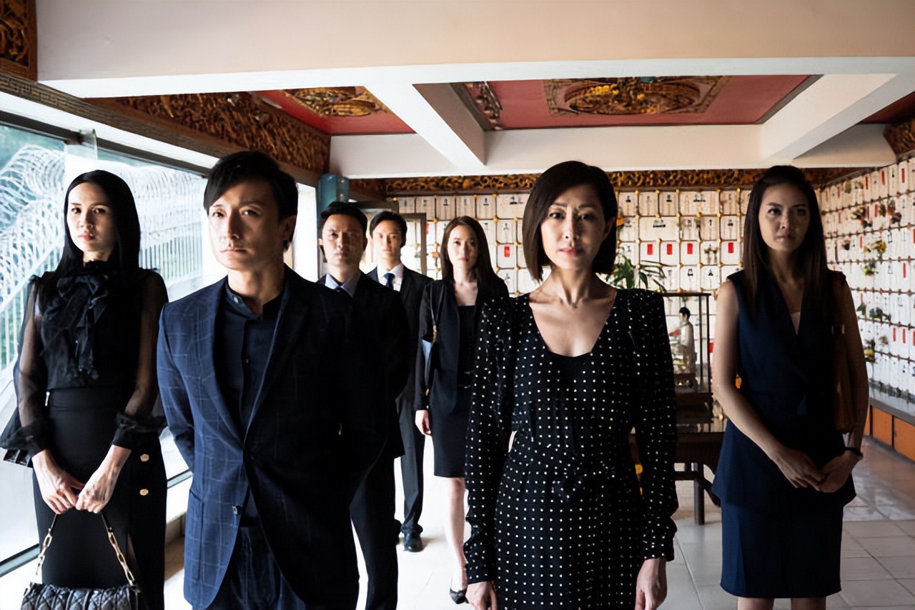 A well-known Hong Kong actor took a group photo with TVB's youthful ...