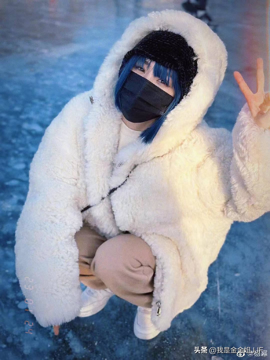 Yang Mi's blue bangs, big red candied haws, full of girlishness, appear ...