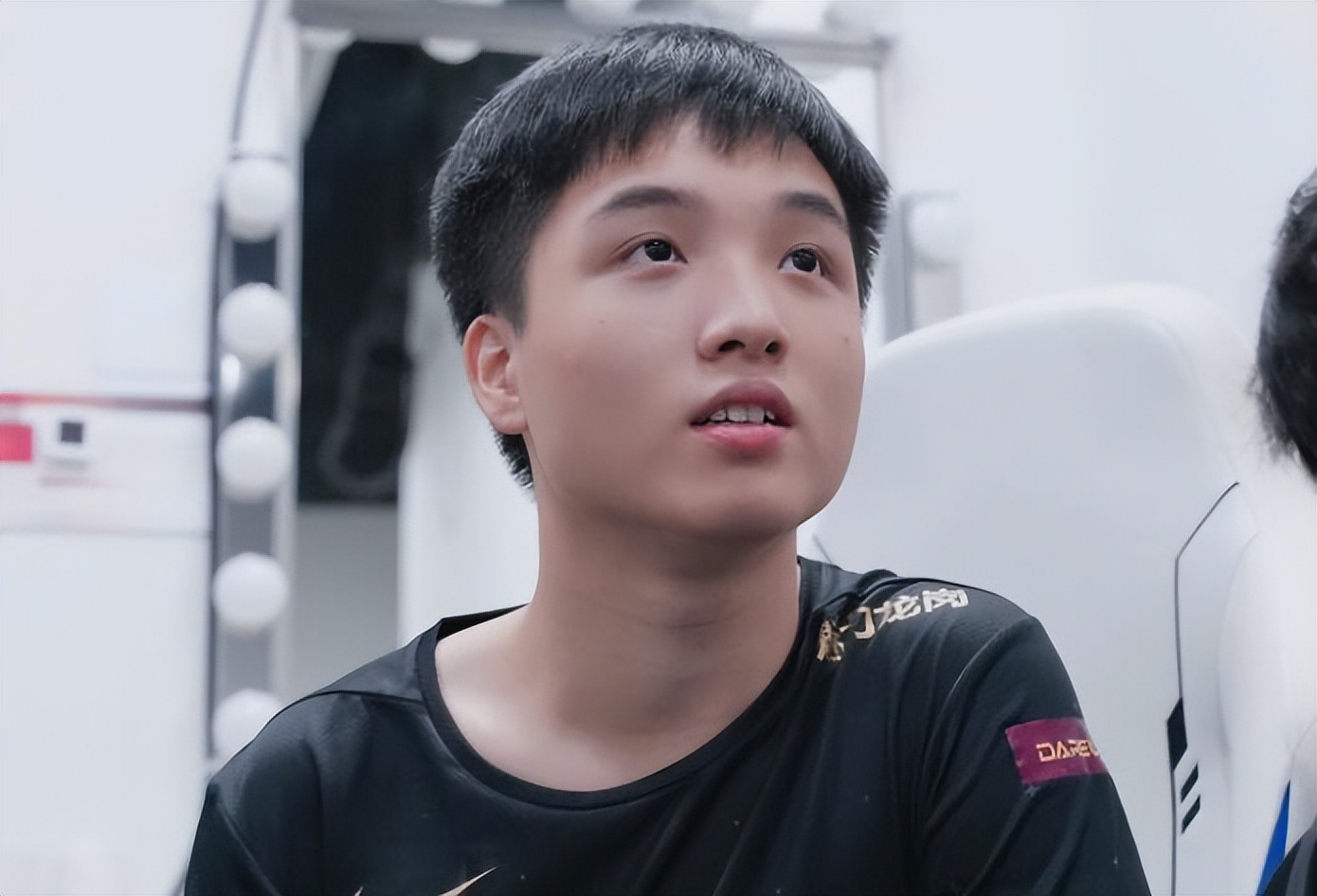 BLG completely missed the playoffs, bin lost his temper after the game and refused to shake ...