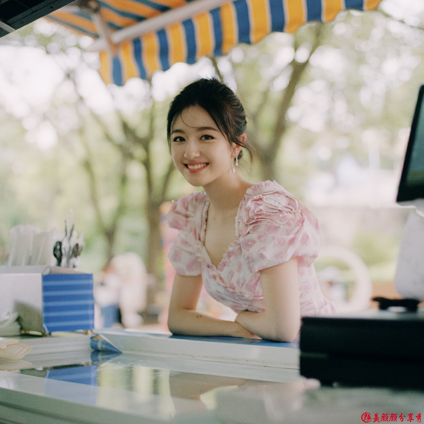 Gentle Li Randi's shallow smile is very charming - iNEWS