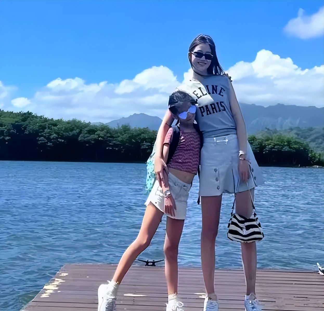 Chen Lu took a full-body photo, showing off her long legs in shorts!She looks like Fairy Danyin ...