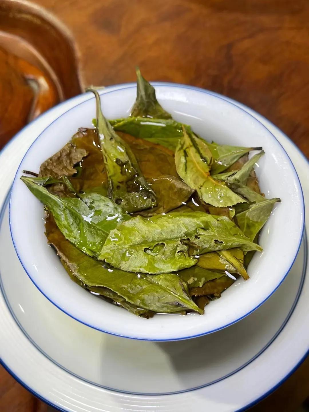 It's really maddening to say it, the broken leaves are so delicious ...