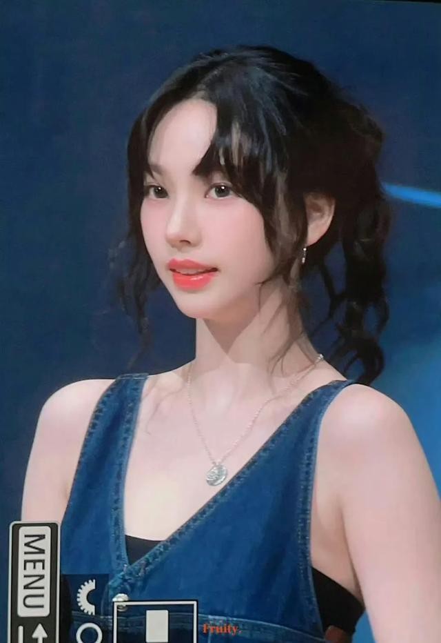 Liu Zhimin's Taipei book signing event, she swung her high ponytail and ...