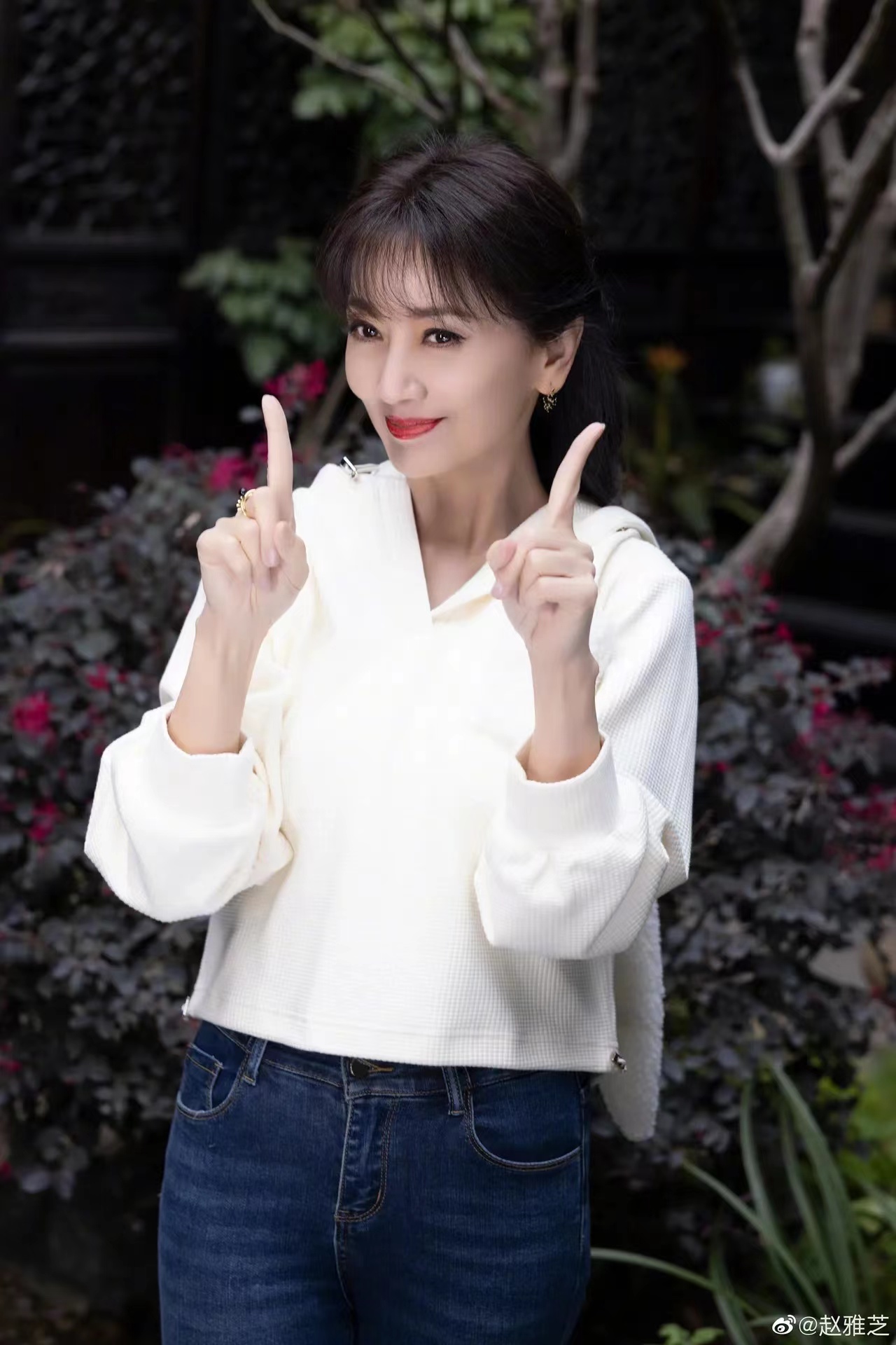 70-year-old Zhao Yazhi posted beautiful photos, her face looks younger ...