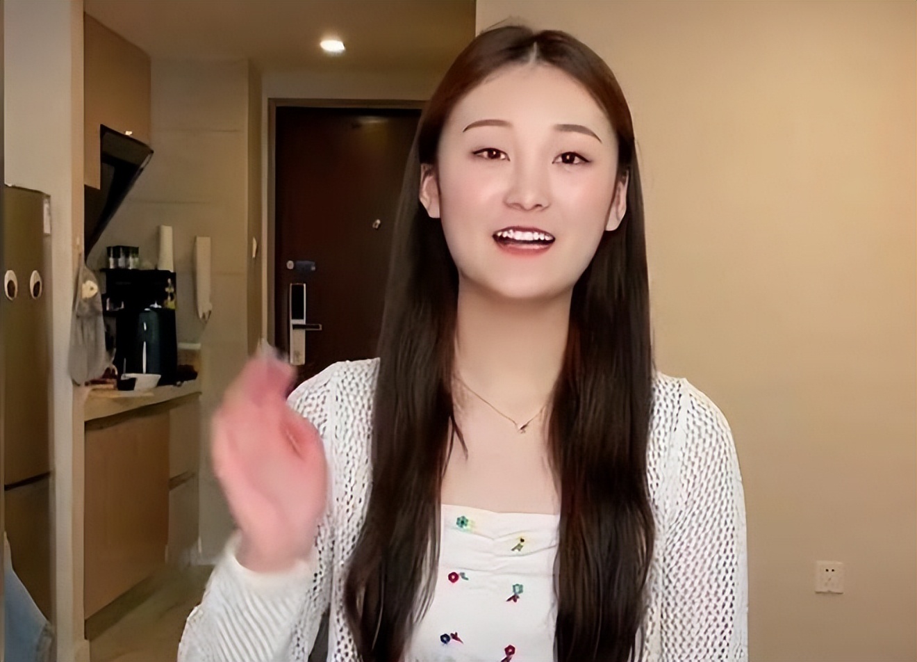 After Chen Meng and Zhu Xiaowei got married, they played a bottle with Mrs. Dayi ...