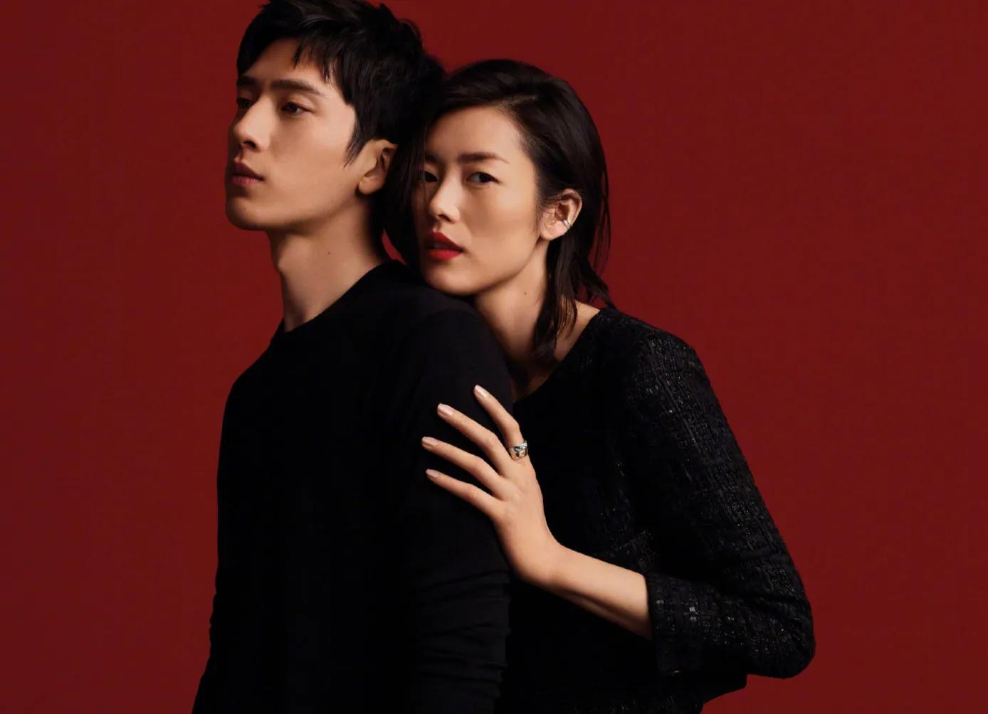 Liu Wen helped Jing Boran tidy up the necklace, her movements were ...