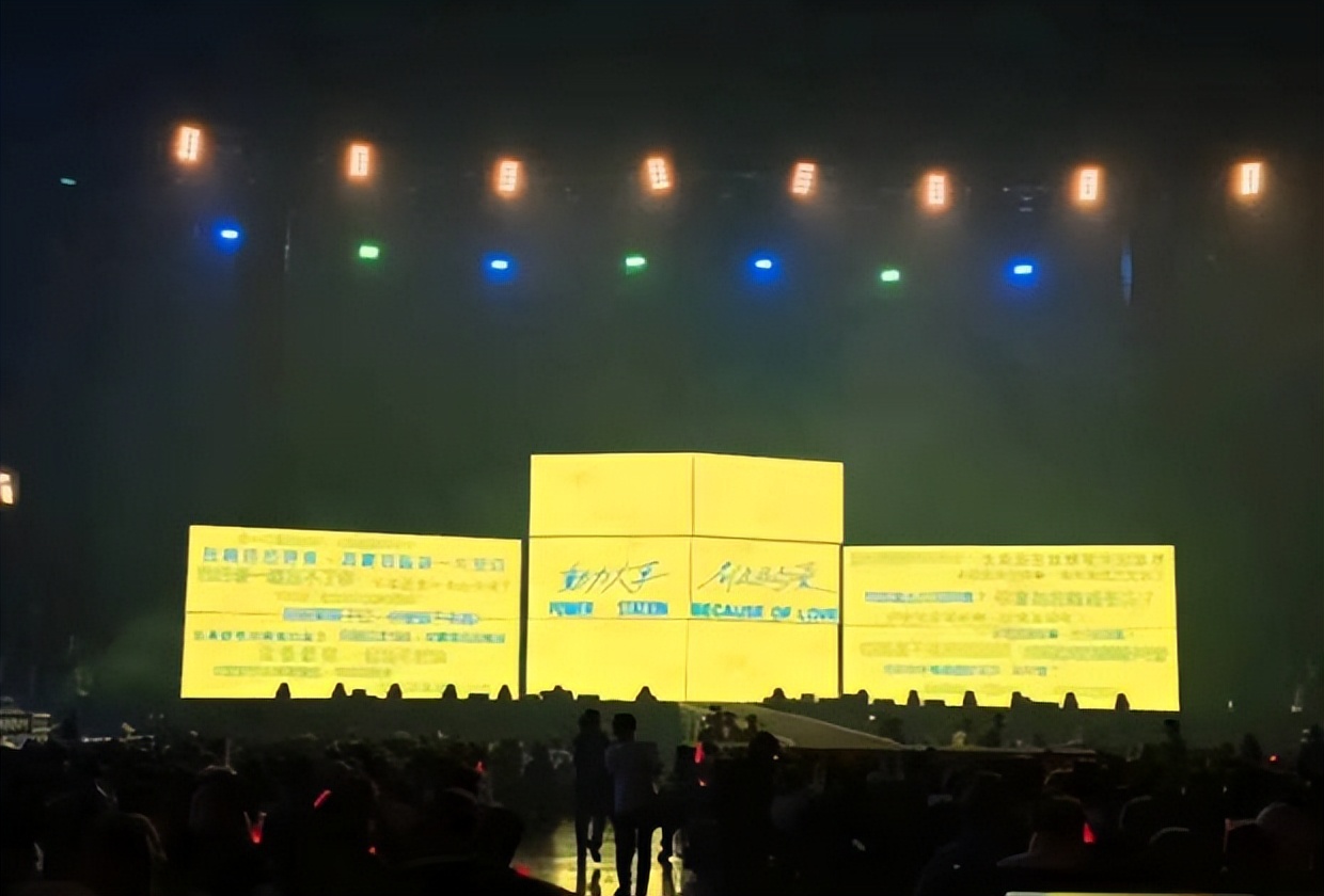 Selina and her boyfriend watched the power train concert together, the ...