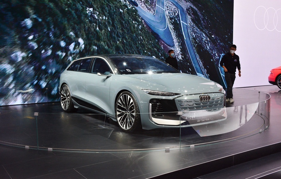 Audi pure electric version "Panamera" exposed! The car with a cross ...