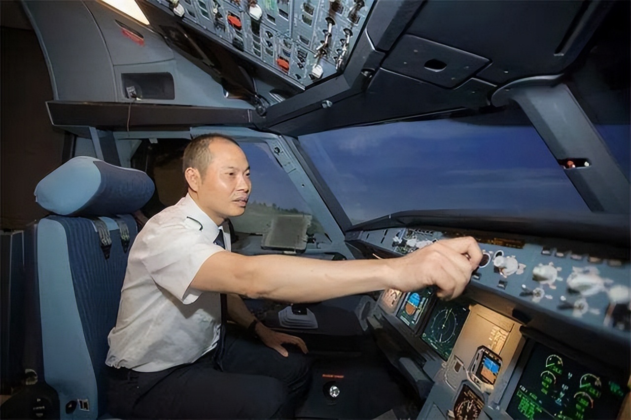 In 2018 Sichuan Airlines 3U8633 accident, captain Liu Chuanjian turned ...