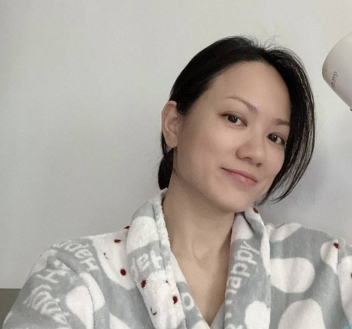 Stick Dink With Husband!Famous Hong Kong actress immigrated to Canada, with fair and translucent ...