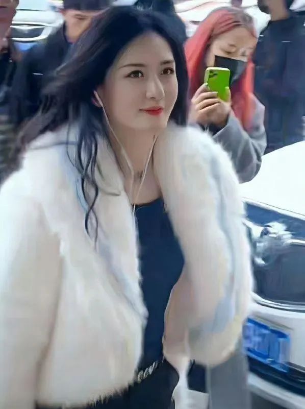 Xie Na lost 20 pounds and returned to her variety show debut! The wavy ...