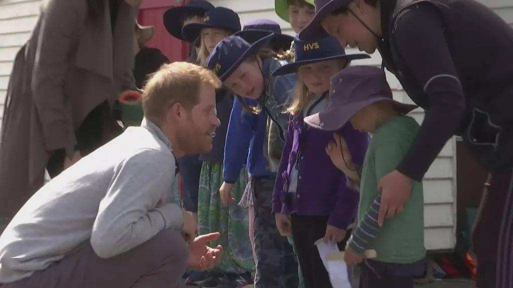 Is it rude not to say hello?Please let go of the child who is unwilling ...