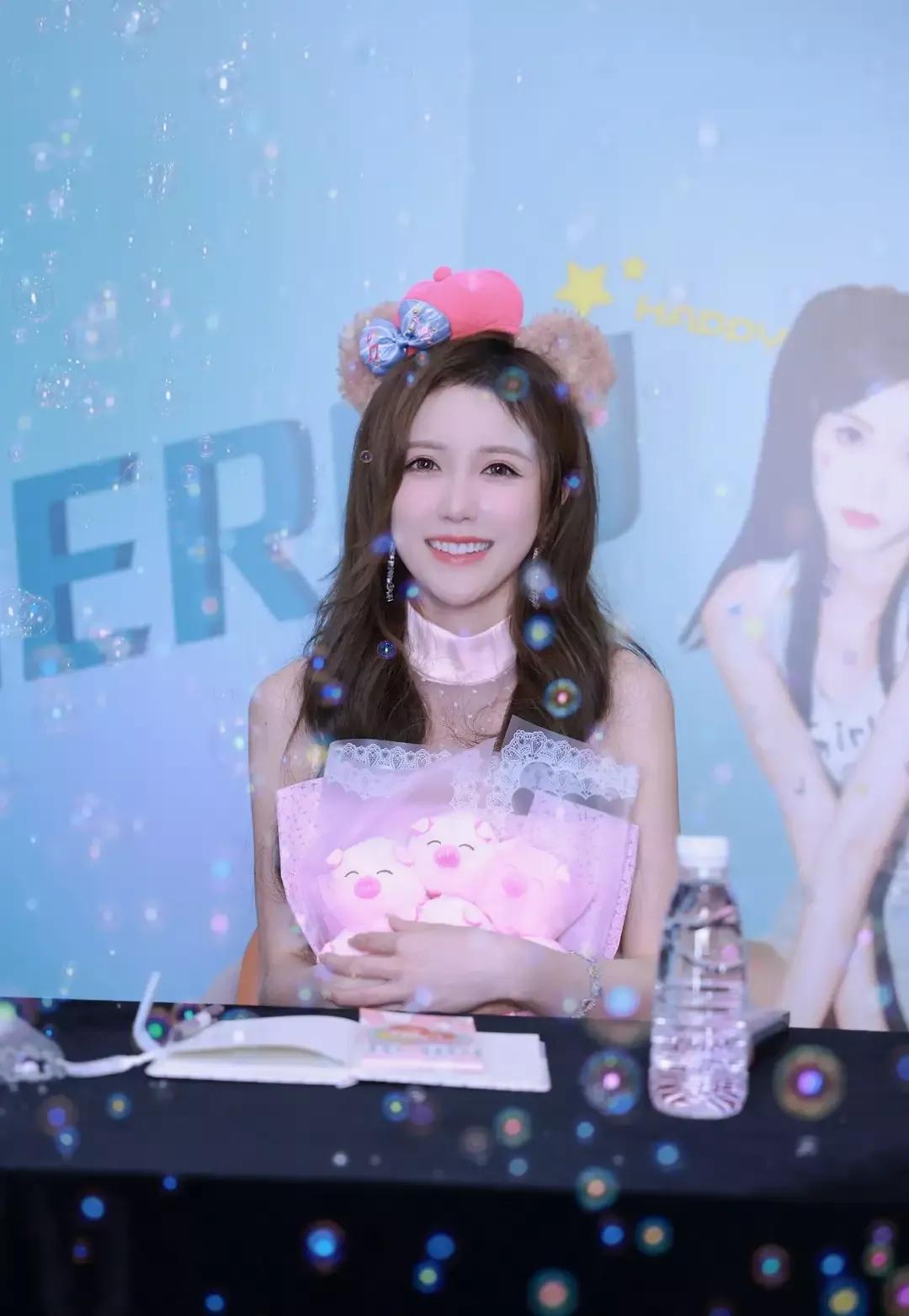 Cai Qinxin, like flowers and jade - iNEWS