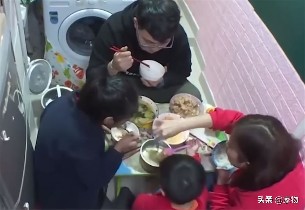 A family of four lives in a 10㎡ subdivided room: the whole house is ...