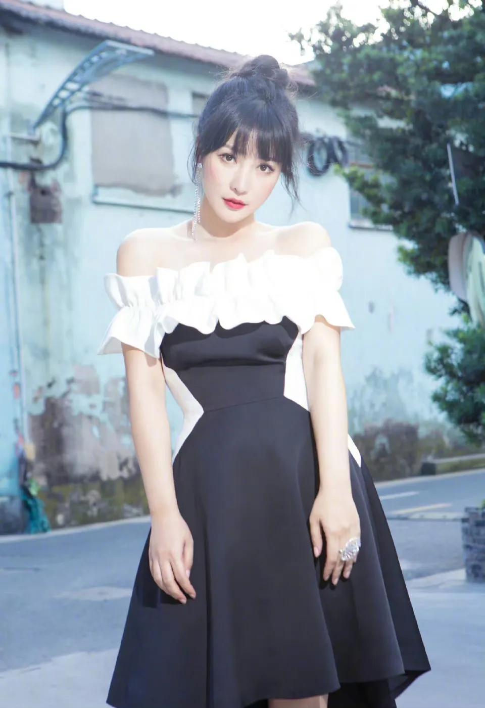 The sexy beauty Liu Yan has crystal clear eyes, and her whole body ...