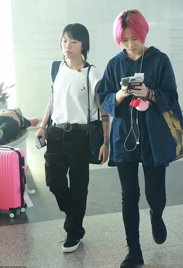 Dou Jing Tonghan took her younger sister to the airport, she dressed ...