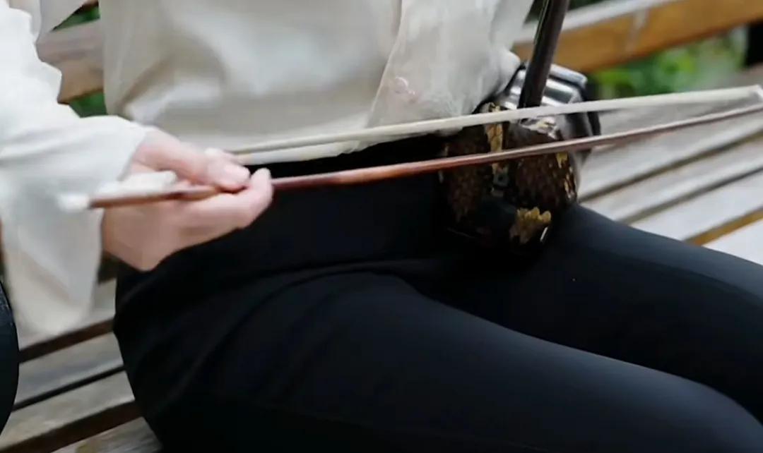 The difficulty of playing the erhu bow lies in its continuous change ...