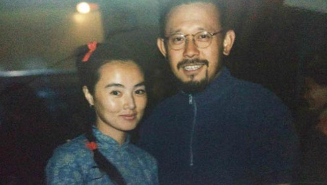 49-year-old Jiang Hongbo is too excited to dance outside his mansion ...