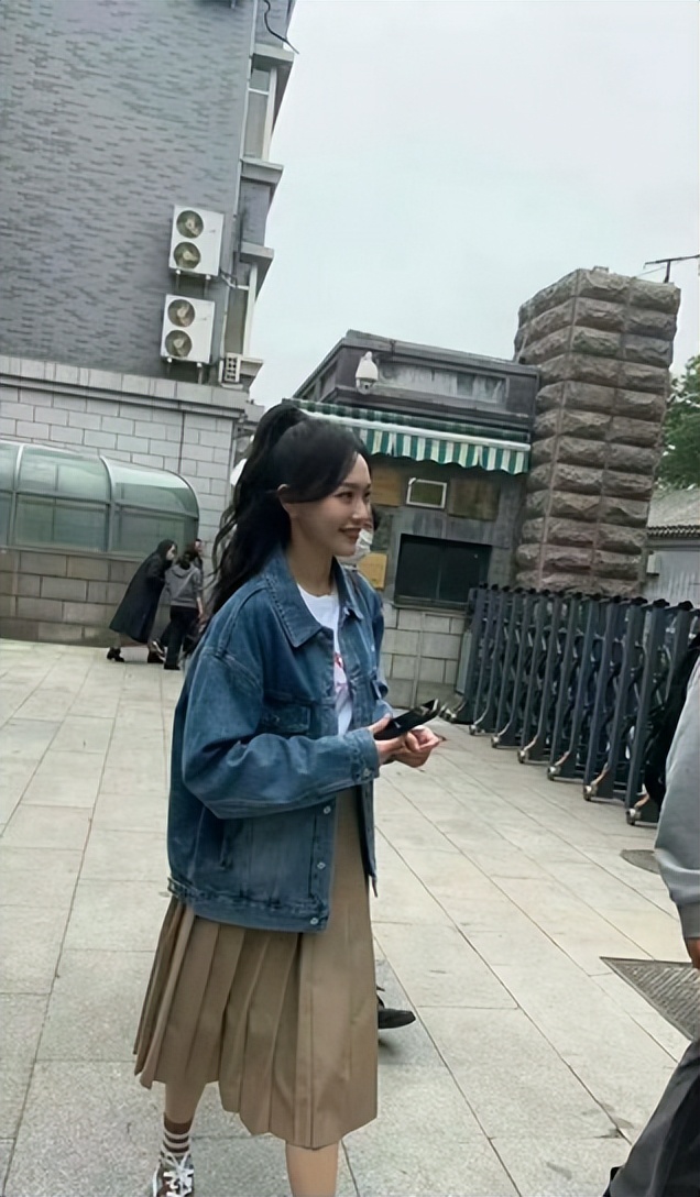 Tang Yan looks like a girl at a classmate reunion in Chinese opera, her ...