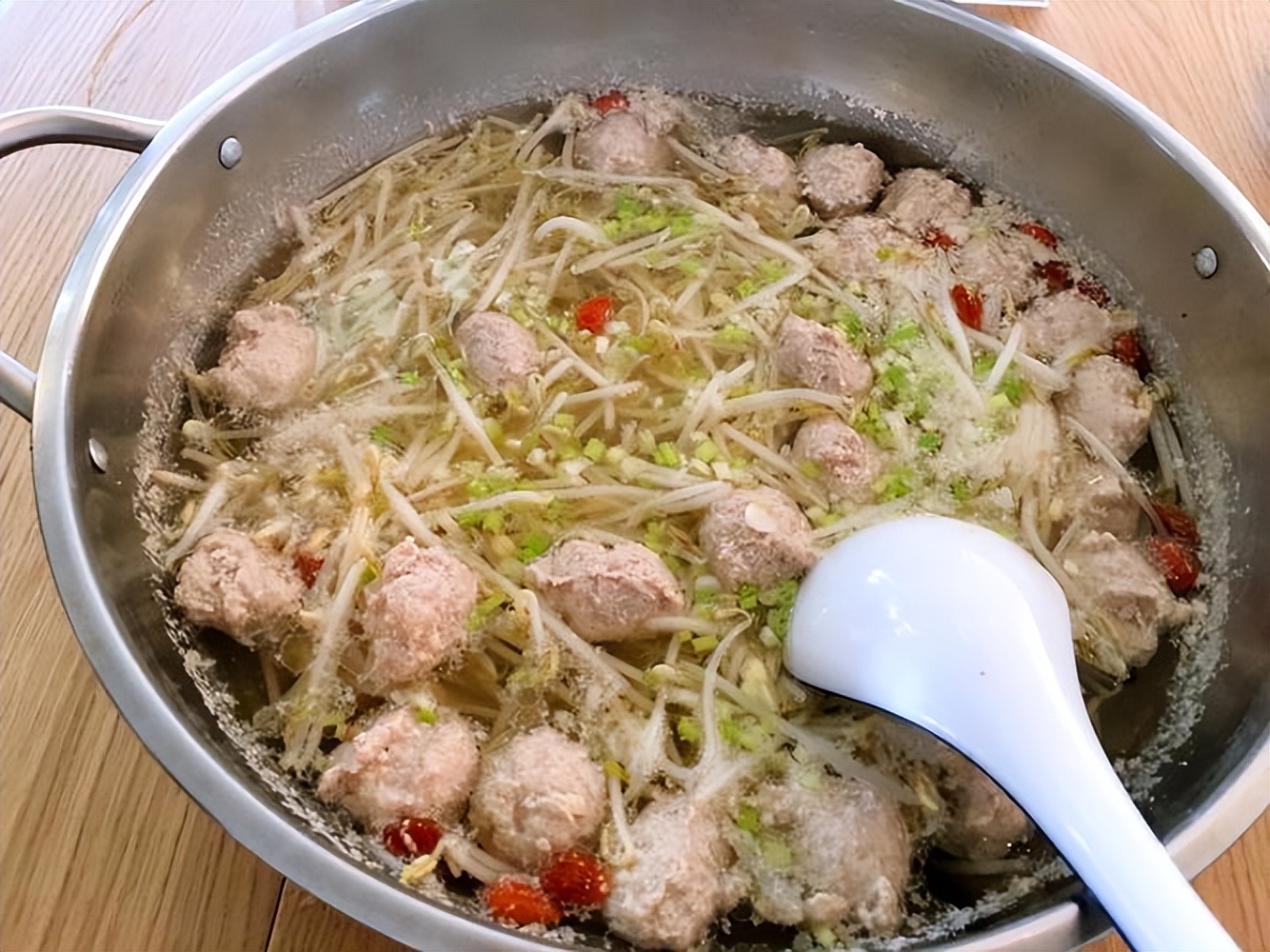 There are many benefits to eating mung bean sprouts balls in spring ...