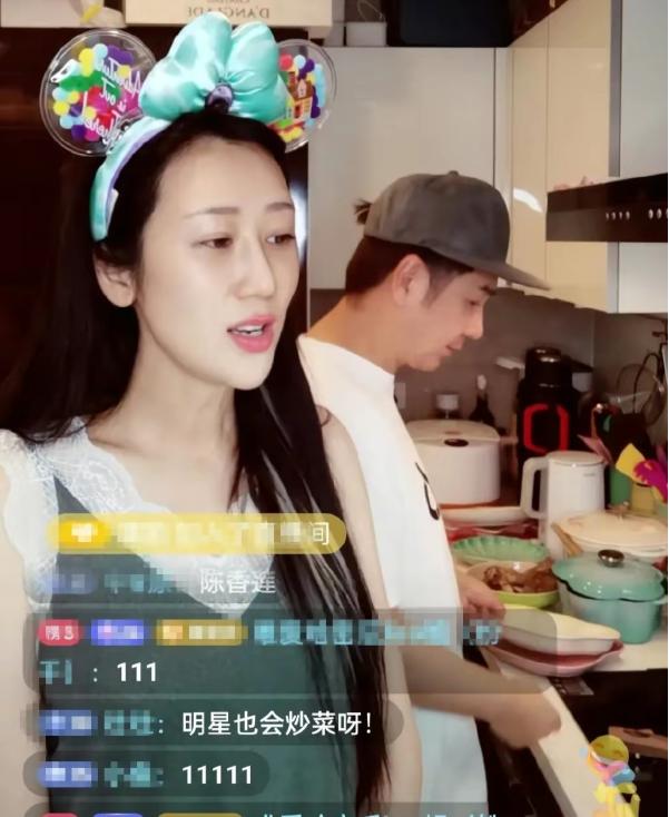 Chen Haomin's family of eight danced with Liu Genghong, the son wore a pink skirt, and the four ...