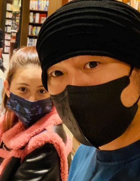 Jay Chou goes shopping with his wife!Carrying two big bags of children ...