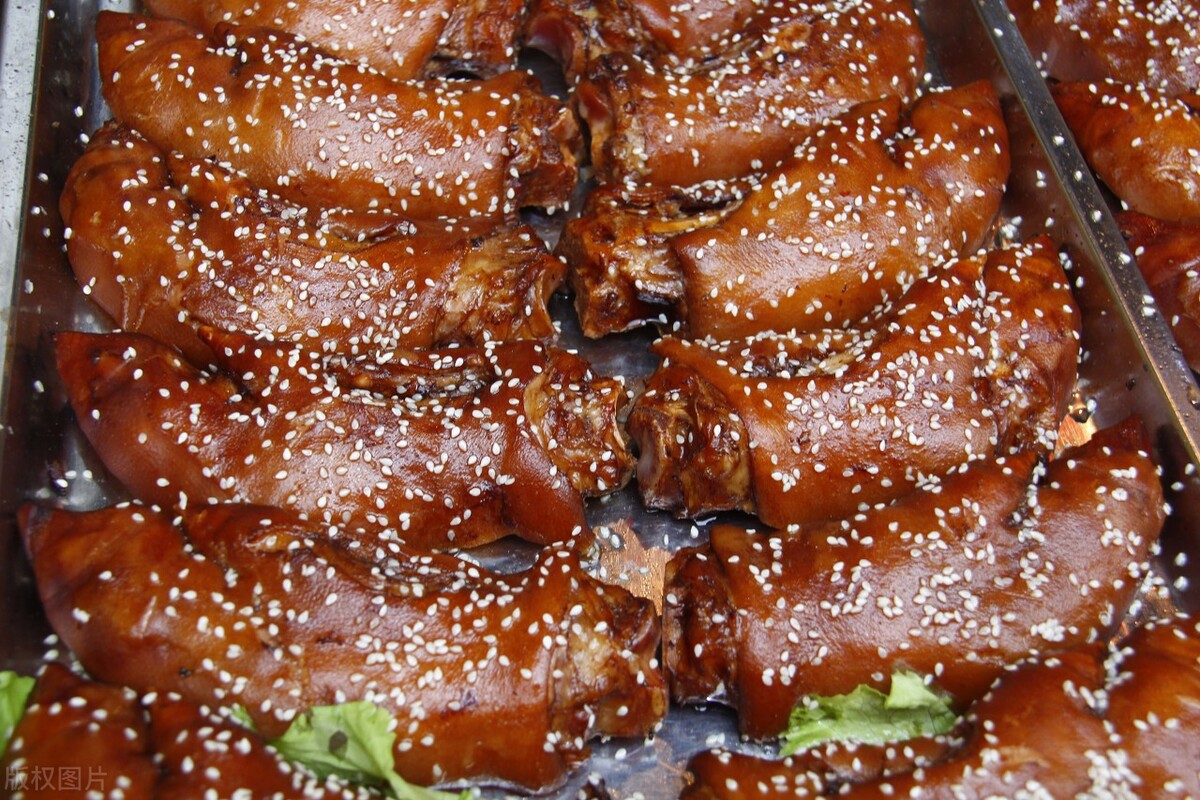 More than a dozen ways to eat pig's trotters - iNEWS
