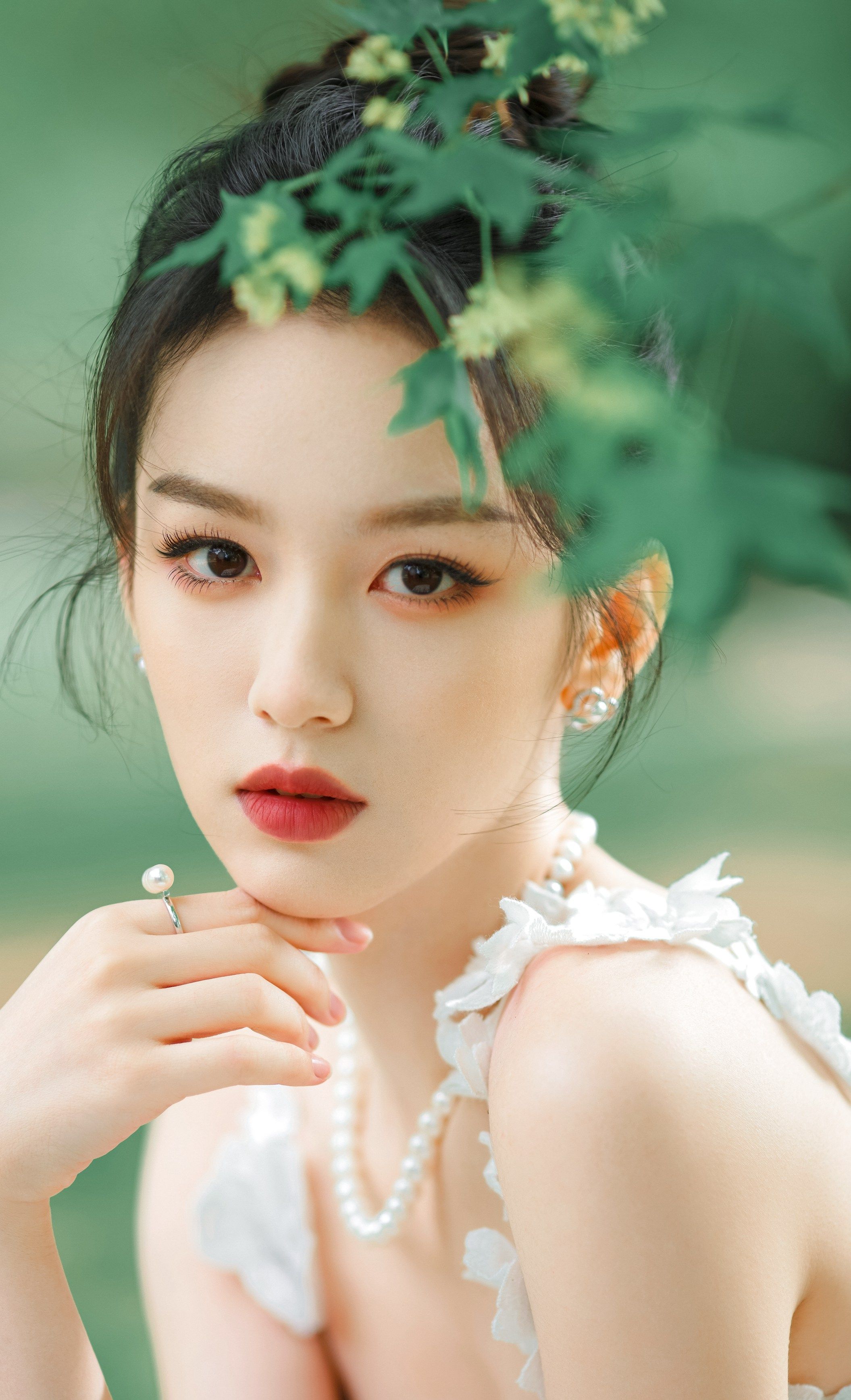 Zhou Ye's sexy photo in white suspender dress - iMedia