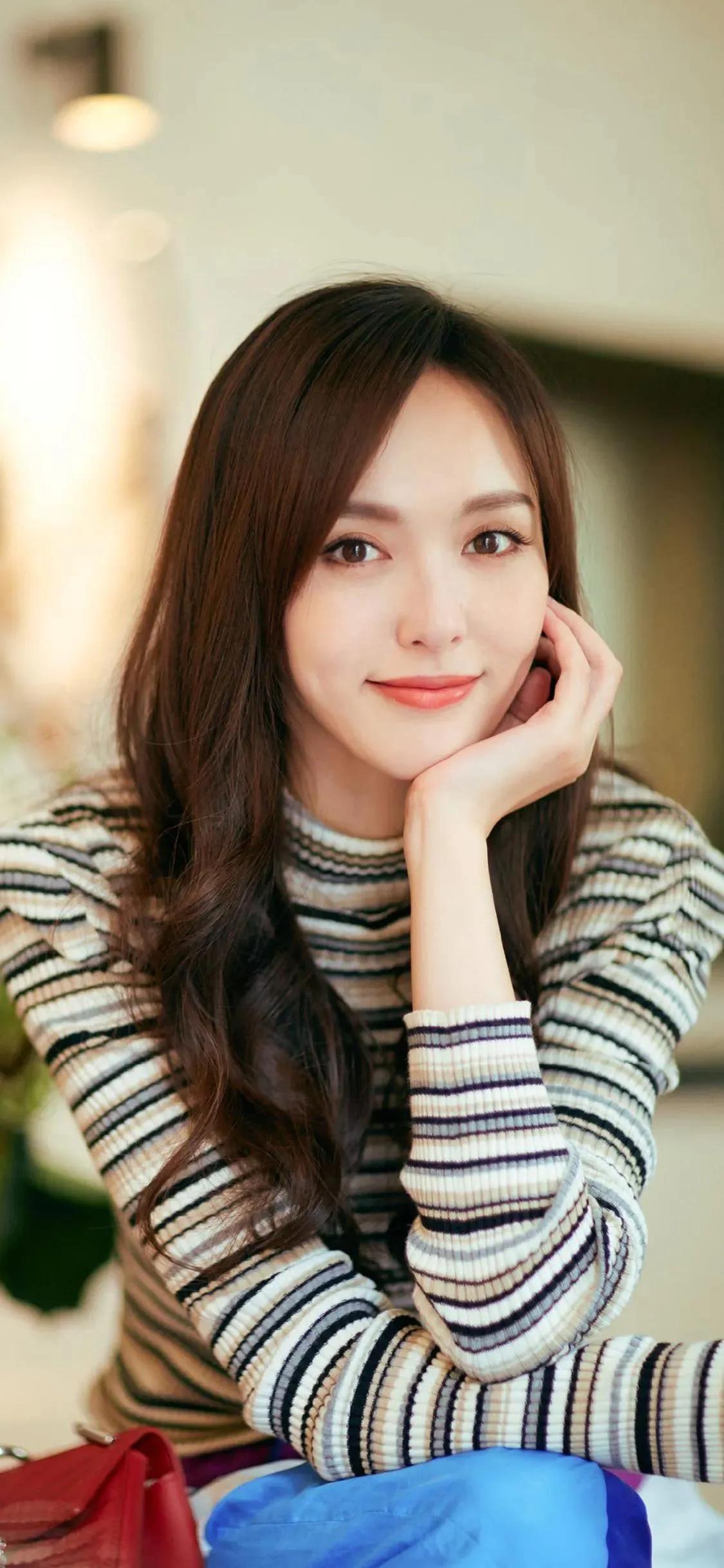 Appreciation of a group of beautiful pictures of Tang Yan - iNEWS