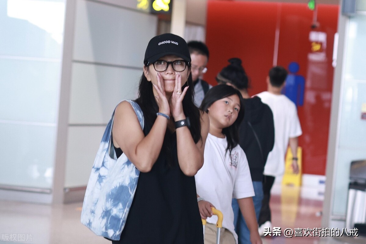 Street photo: He Jie wore a black skirt and her family returned to ...