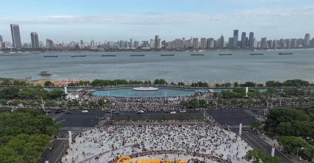 This is Qiu Shui Square at 5pm! - iNEWS