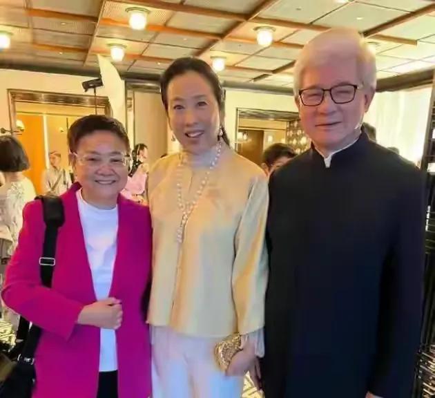 Zhu Lingling was invited to the wedding, and Luo Kangrui accompanied ...