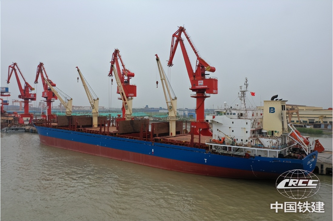 The first foreign trade equipment cargo ship berthed at Qixu Public ...