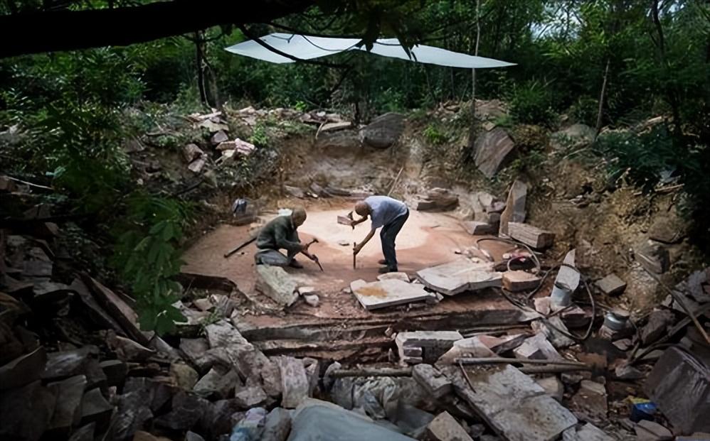 In a remote barren mountain and snow field, a mysterious "stone slab ...
