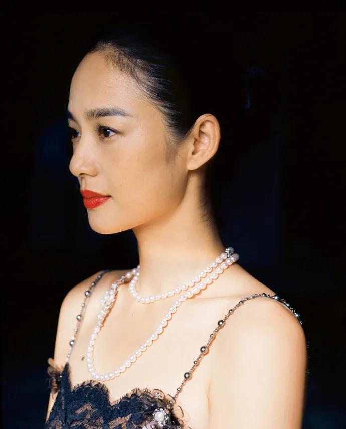 10 Female Celebrities With Flat Faces, But More and More - iNEWS