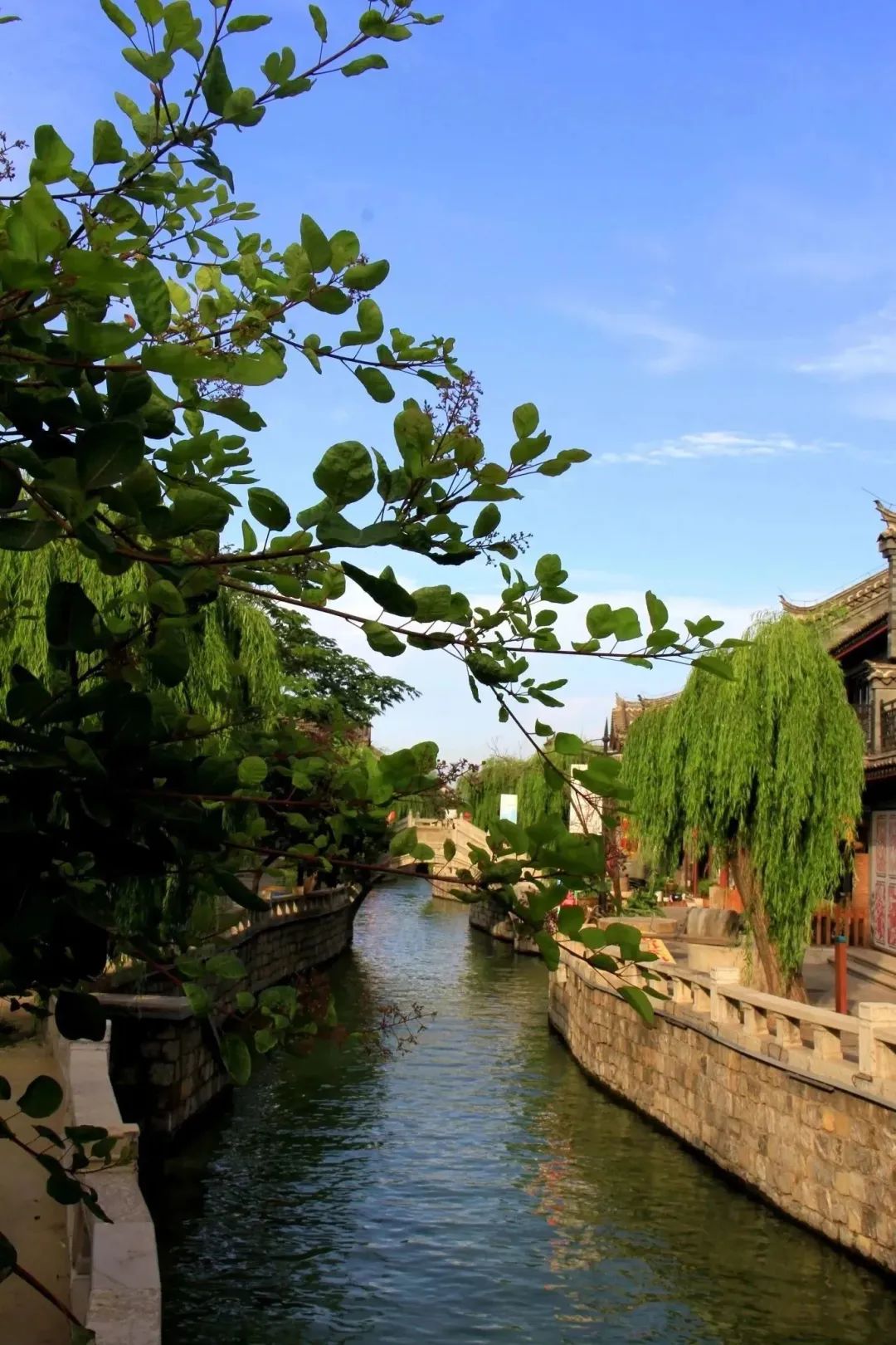 On a beautiful summer day, invite friends to visit the ancient city of ...