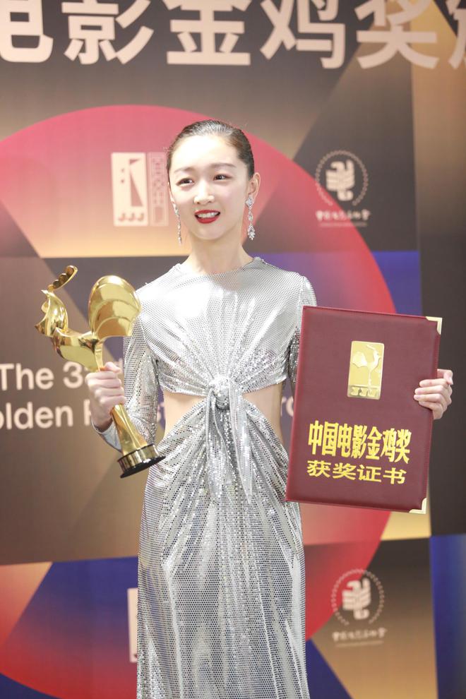 He De He Neng? Zhou Dongyu is the judge of the Beijing Film Festival ...