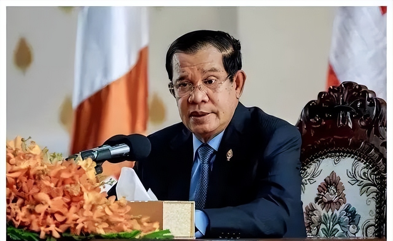 When Hun Sen entered the palace to meet the king, netizens saw the clue ...