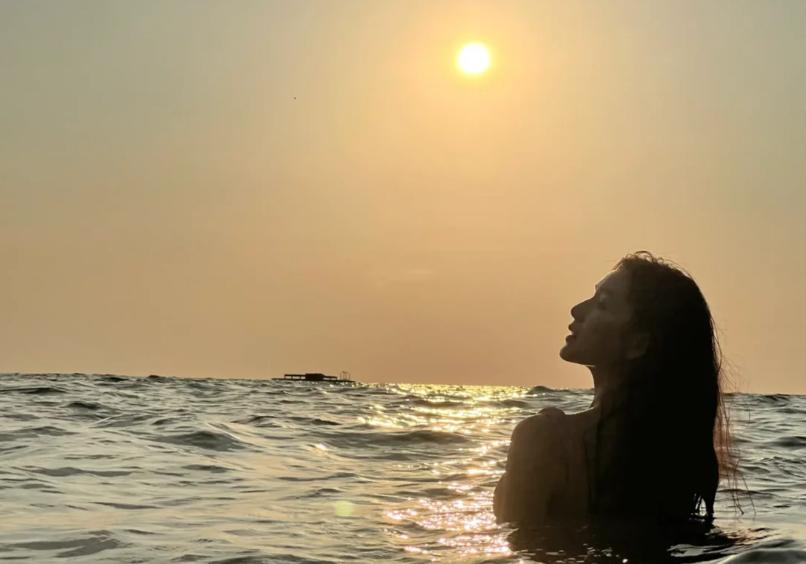 Chen Sicheng's girlfriend Ruan Ju posted bold swimsuit photos, her ...
