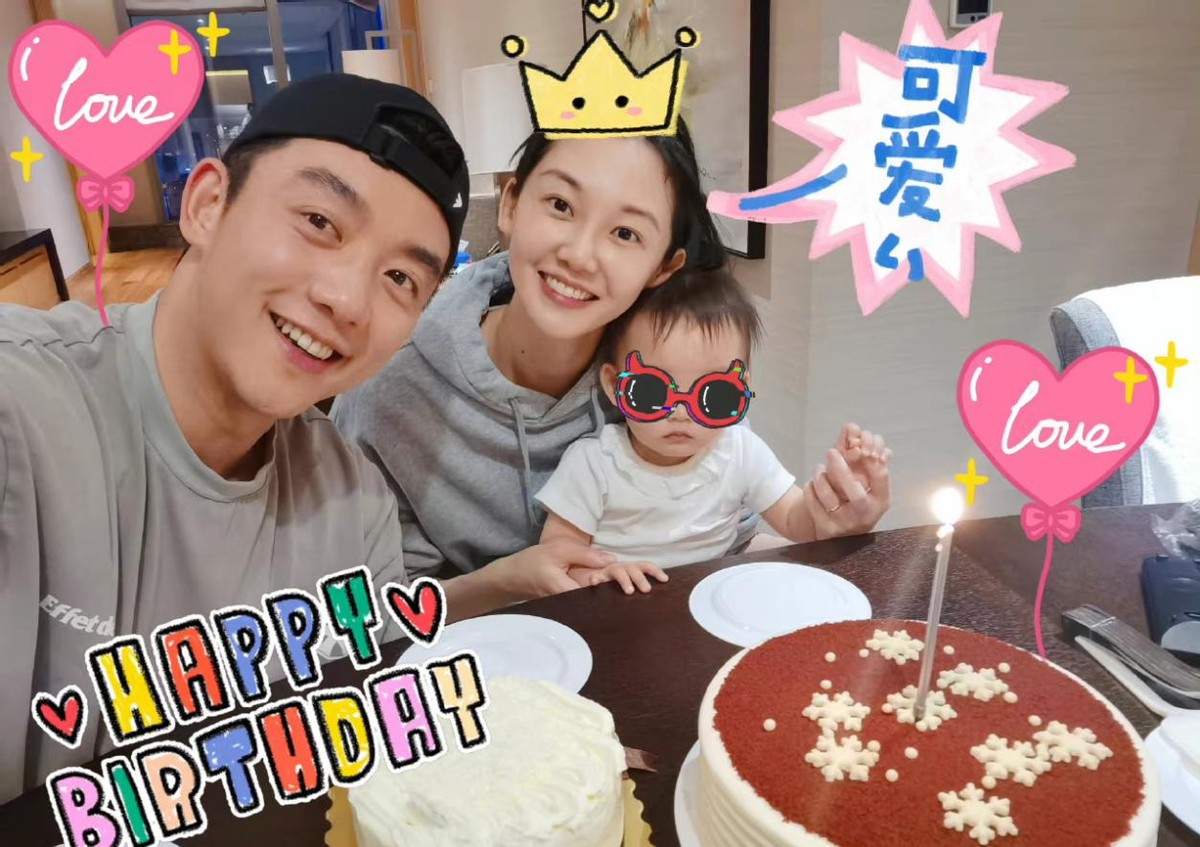 Zheng Kai was busy with the baby early in the morning, holding his ...