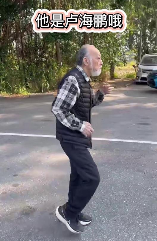 81-year-old Lu Haipeng has no one to take care of him. His wife and ...