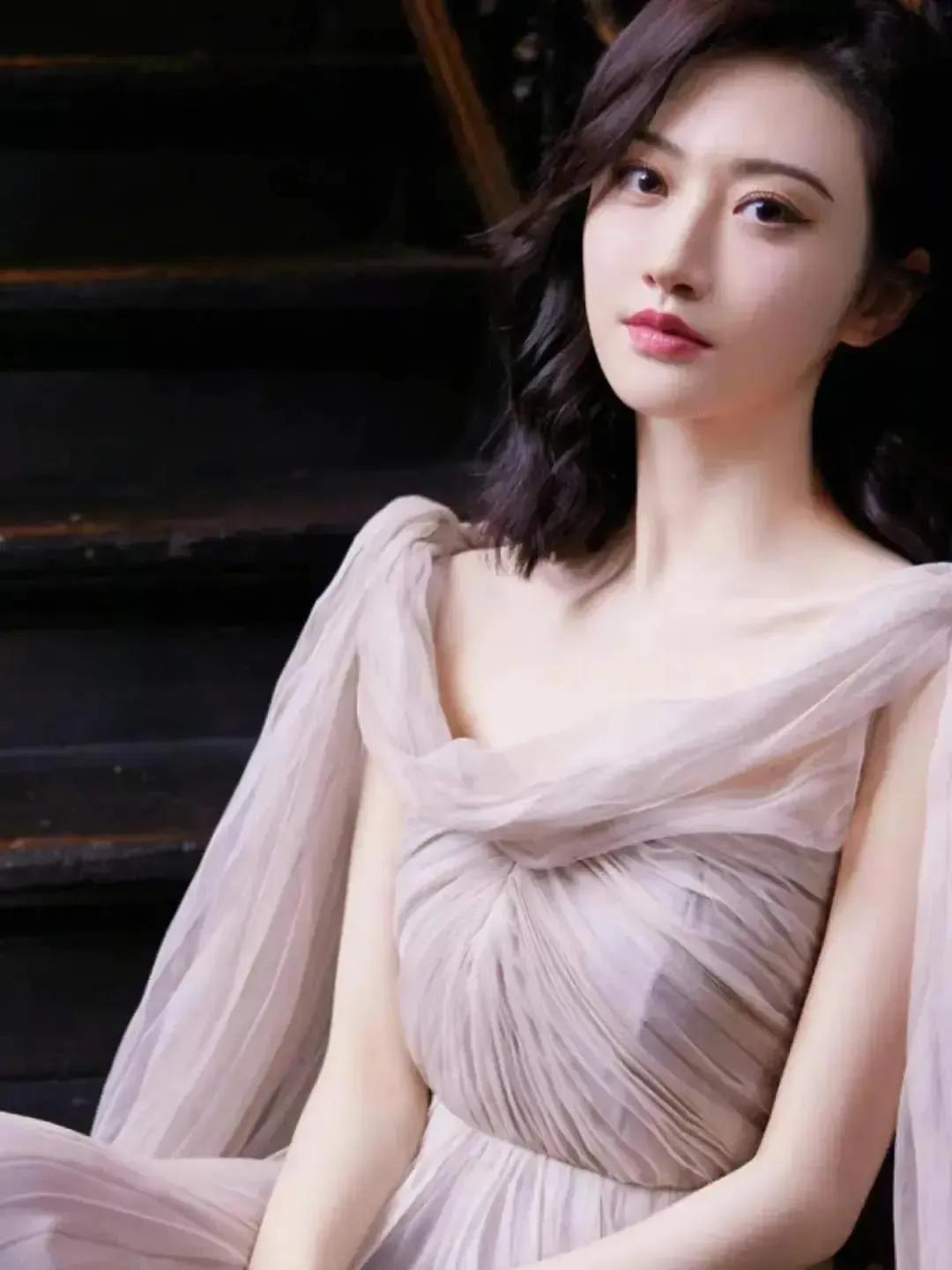 Jing Tian: Long skirt, fair skin and beautiful appearance, so beautiful ...