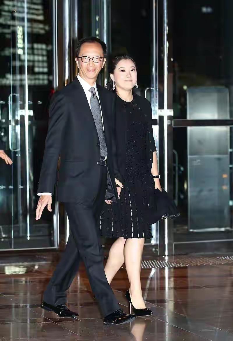 Fu Mingxia and her 26-year-old husband go shopping, wearing a red face ...