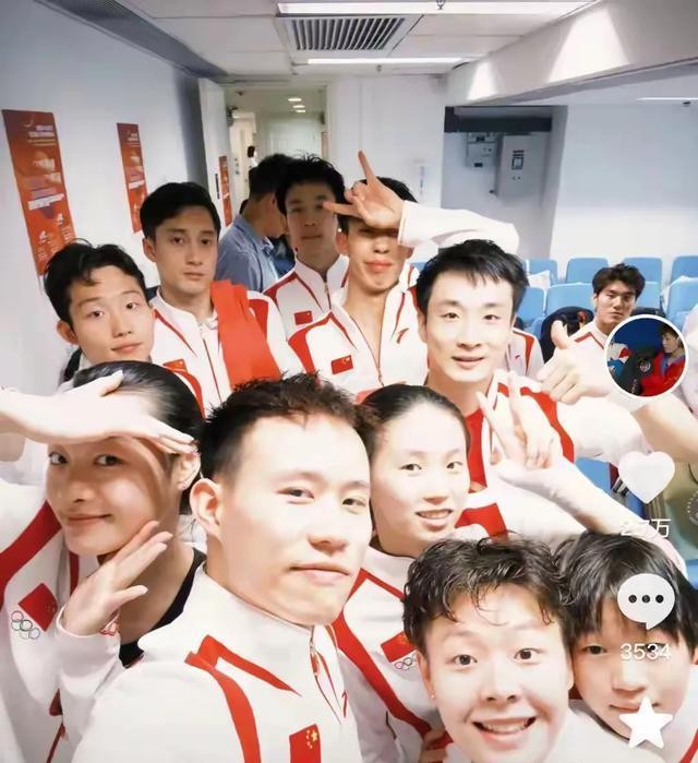 The Hong Kong trip is over! Chan Bao posted a group photo. Big-headed ...